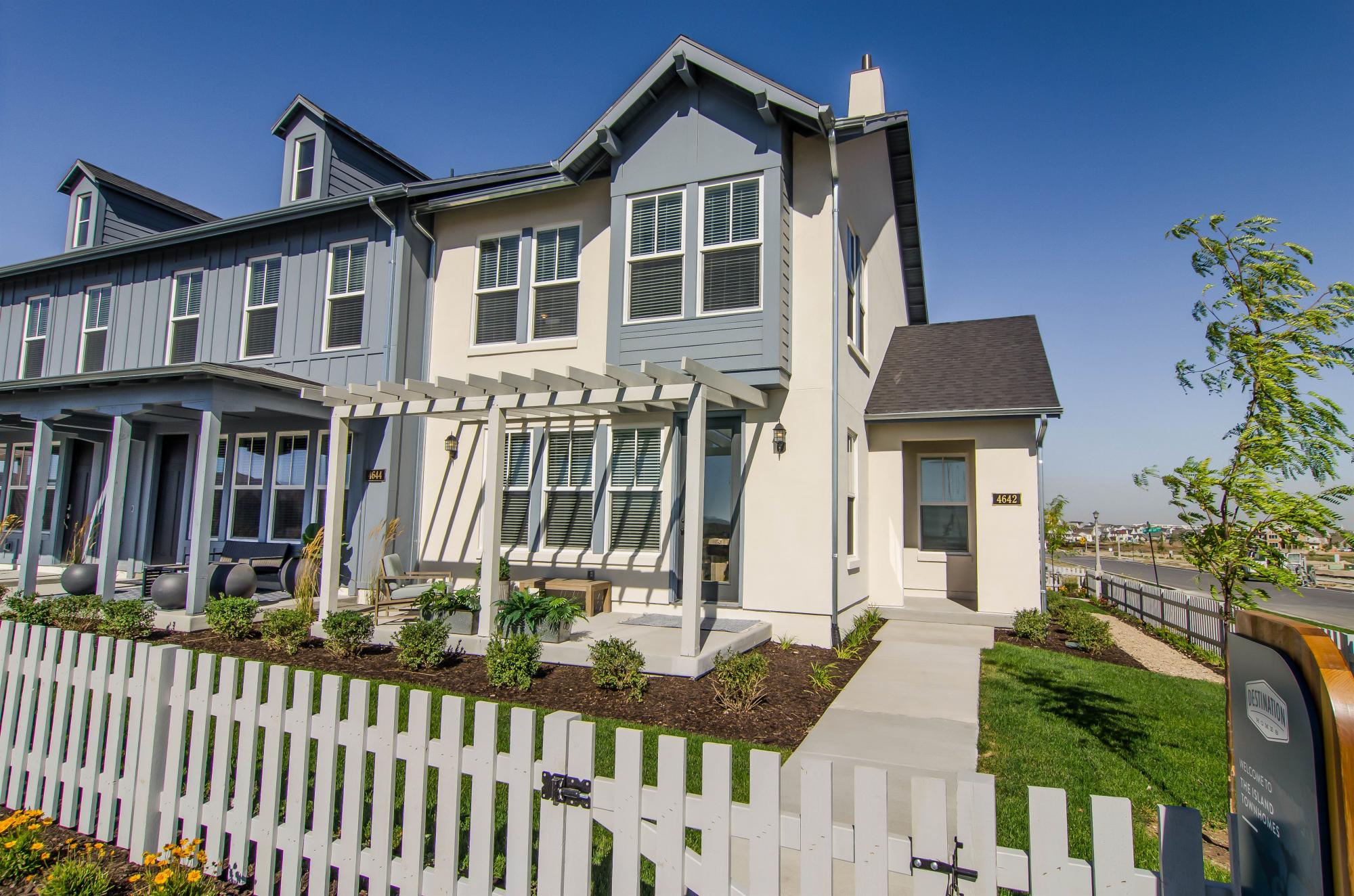 Destination Homes Front | Save Thousands With Communnie.