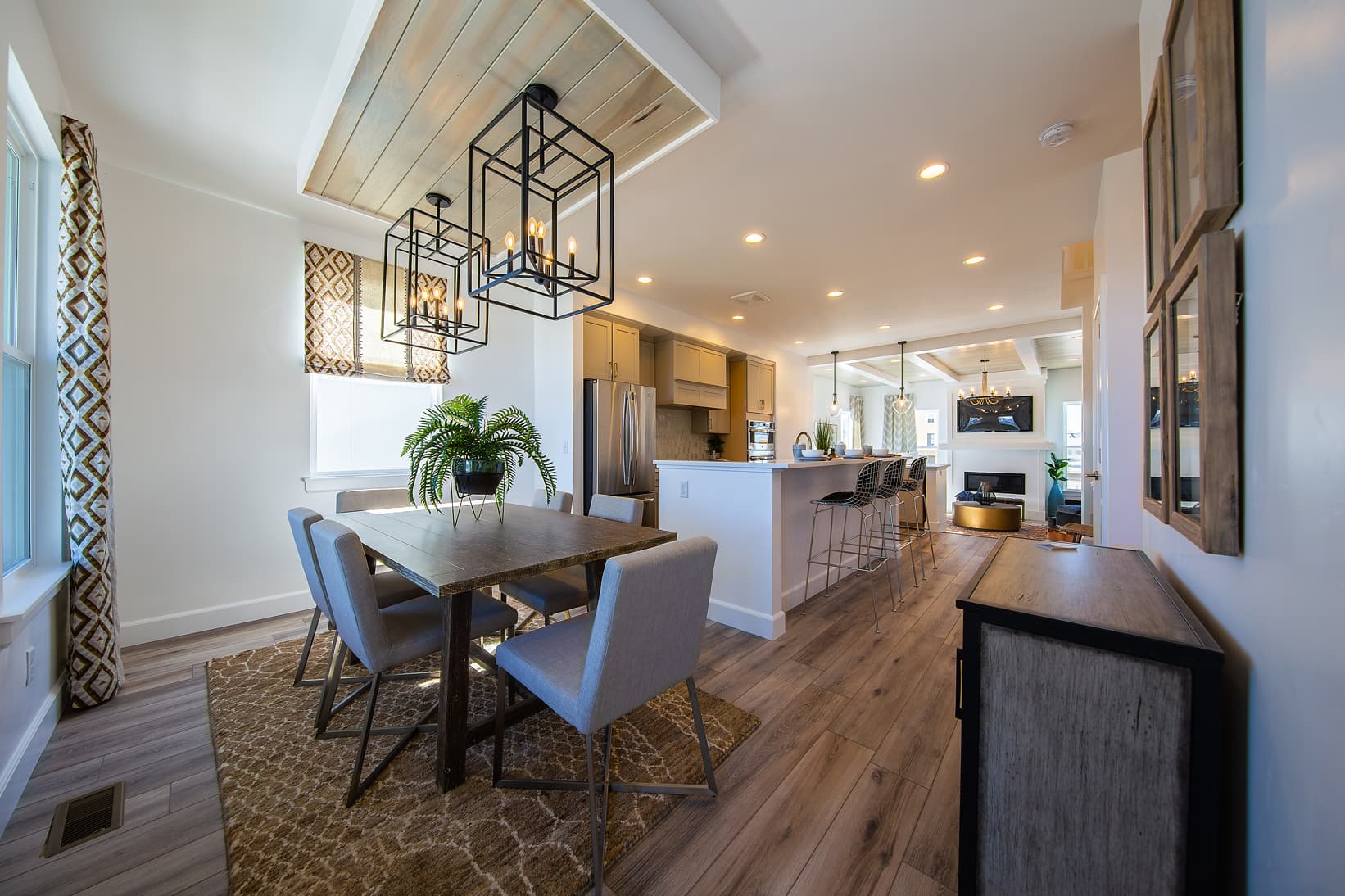 04-Santa-Cruz-Dining | Save Thousands With Communnie.